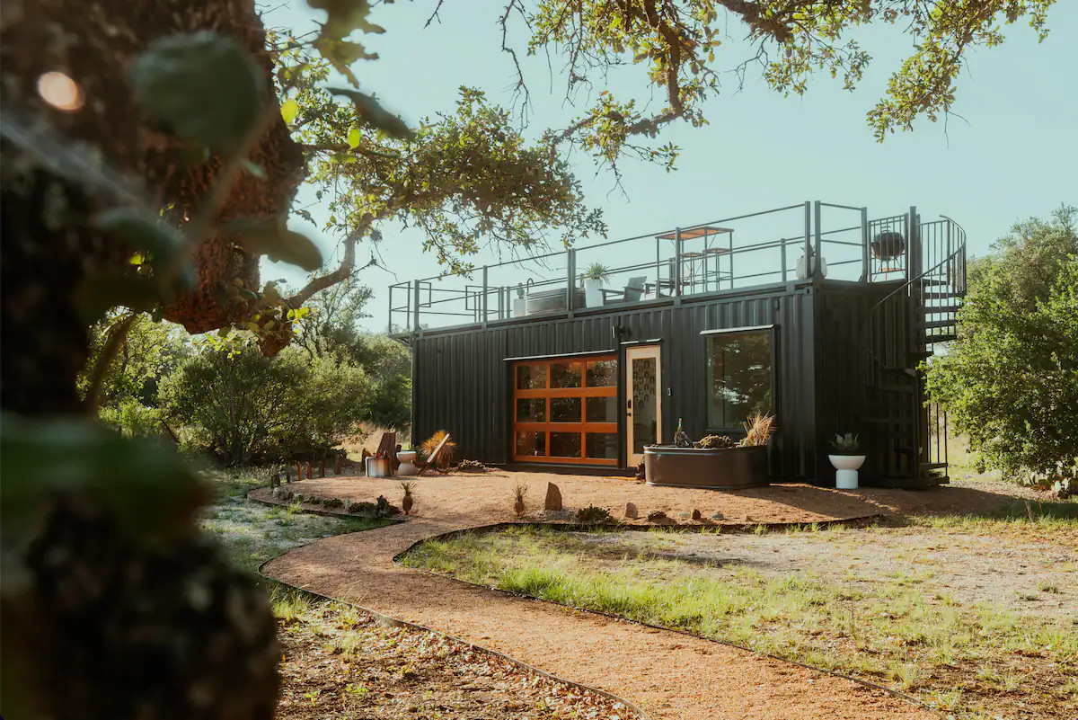Cette maison container de 30m2 possède un toit terrasse (avec plan)