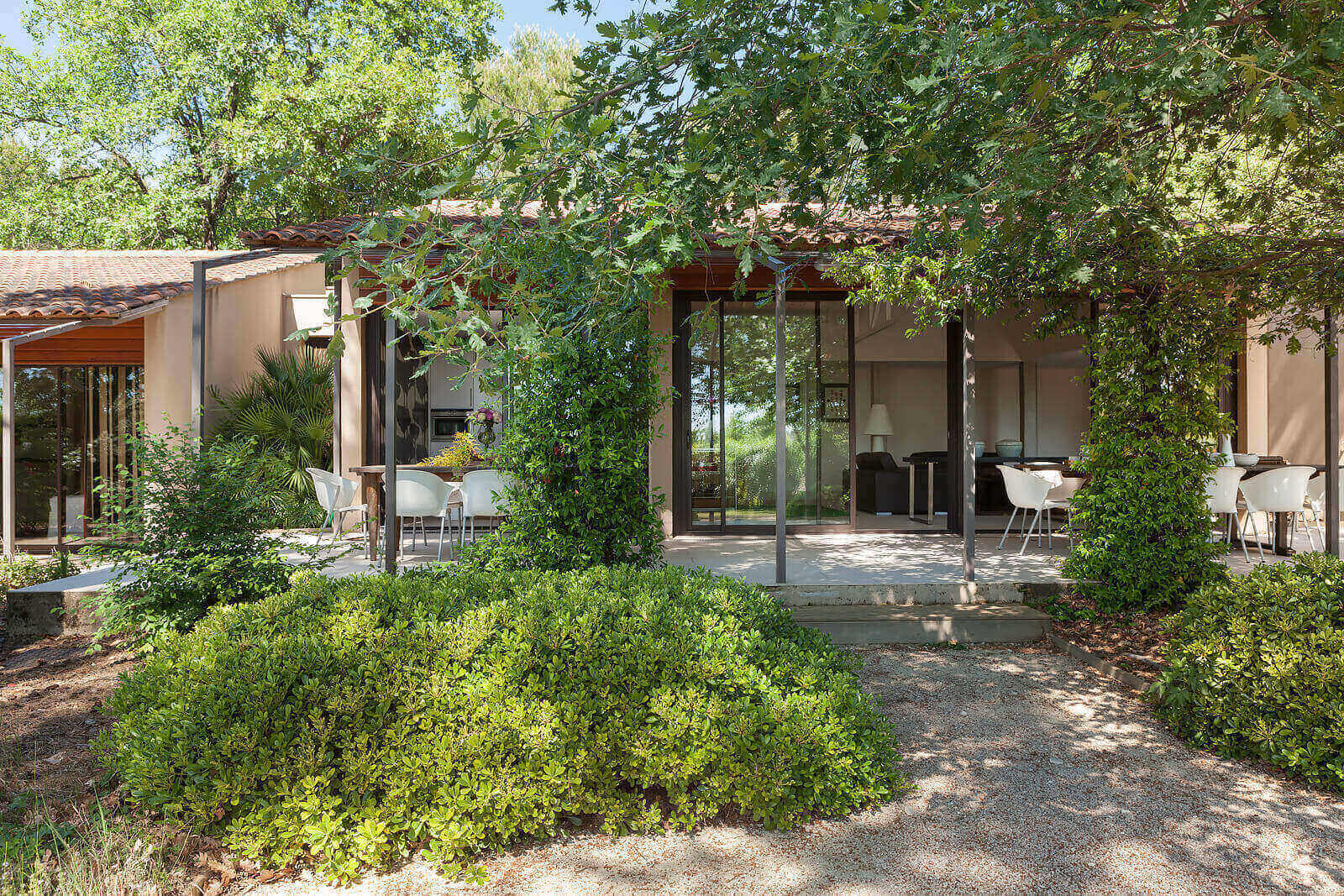 Une maison provençale à la décoration terracotta contemporaine