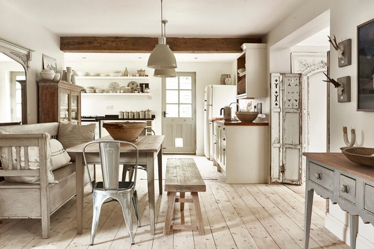 Décoration rustique beige dans un cottage anglais plein de charme