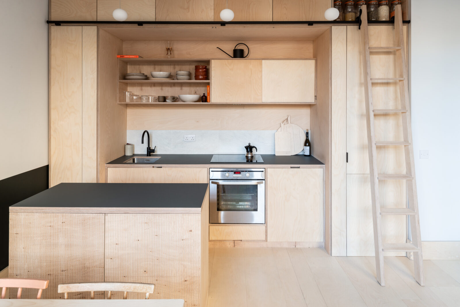 Un mini loft de 50m2 habillé de bois clair à Londres