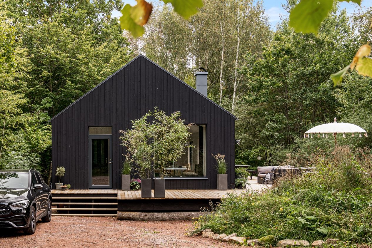 Une maison design en bois noir de 73m2 à l'intérieur lumineux