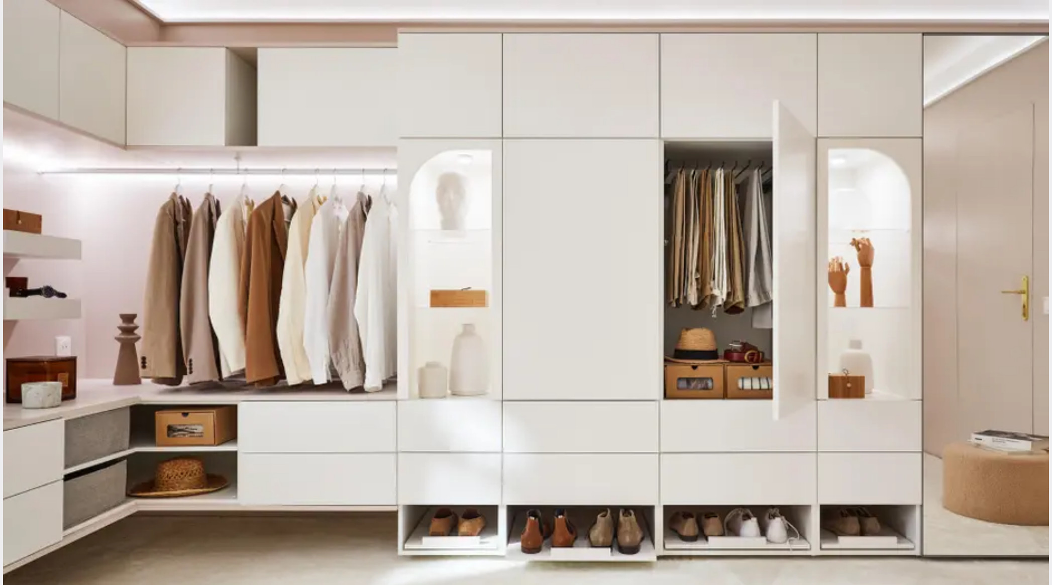 Comment aménager un grand dressing pour deux esthétique et pratique?