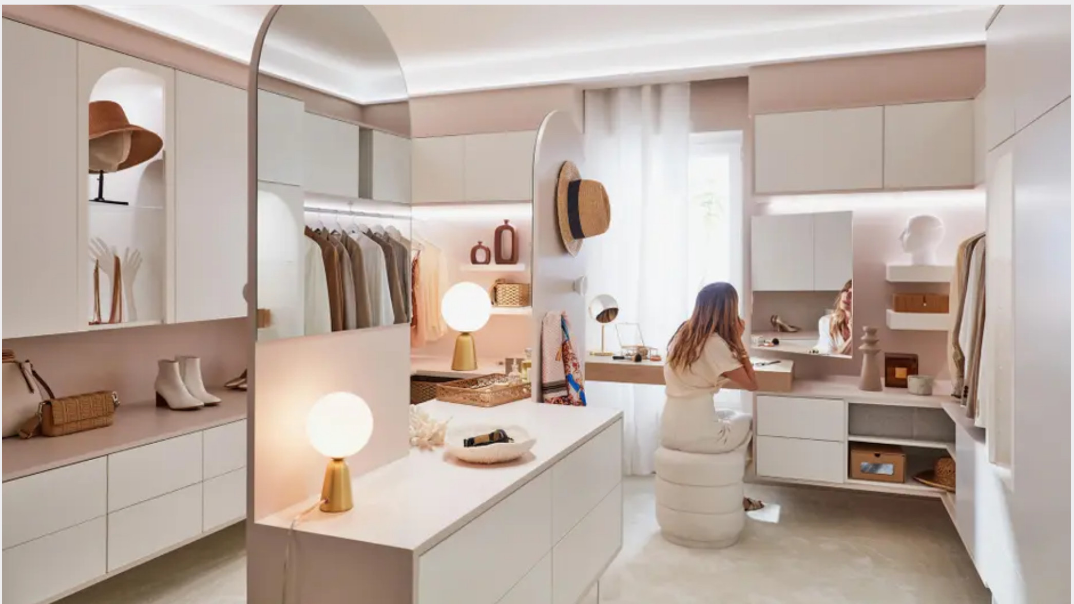 Comment aménager un grand dressing pour deux esthétique et pratique?