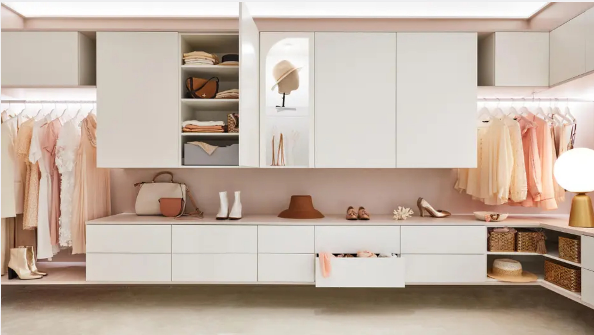 Comment aménager un grand dressing pour deux esthétique et pratique?