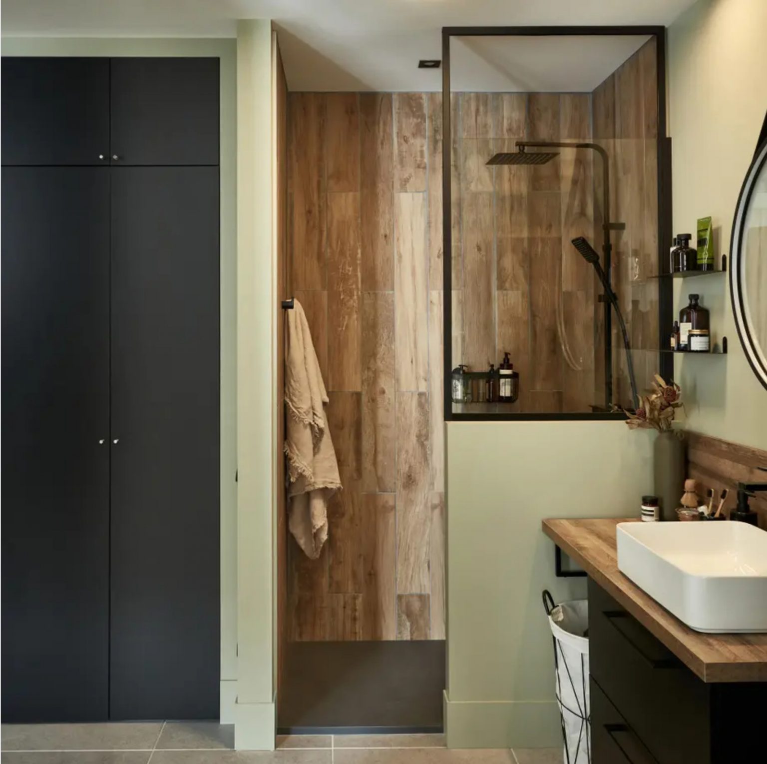 Une petite salle de bain de 4m2 semi-ouverte pour une chambre parentale