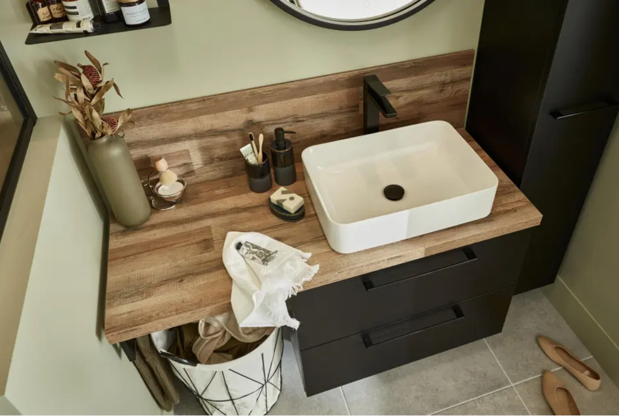 Une petite salle de bain de 4m2 semi-ouverte pour une chambre parentale