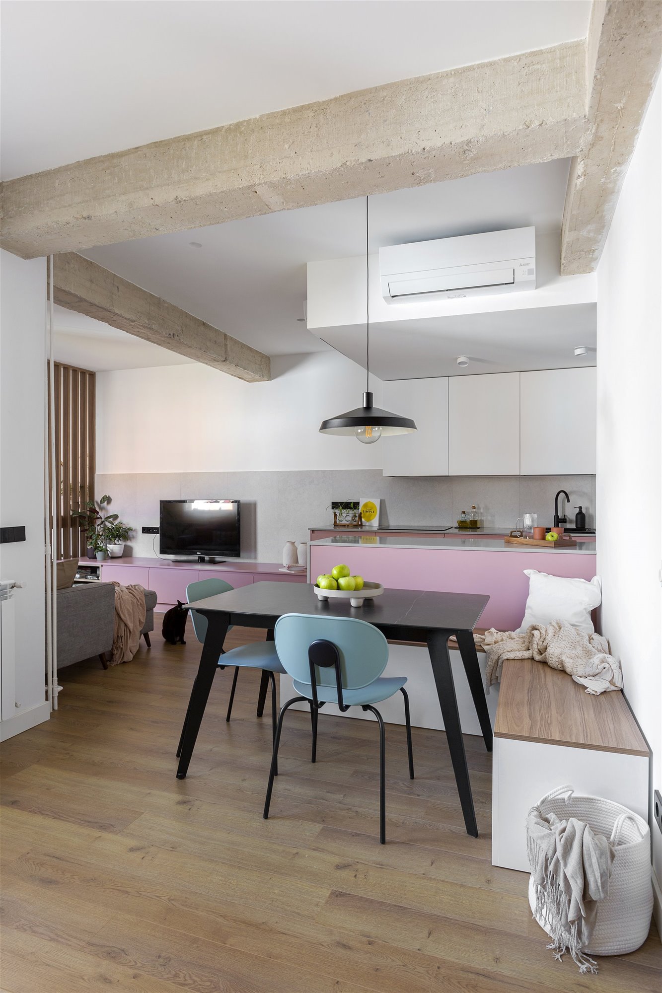 Un appartement design de 65m2 rénové en couleurs à Madrid