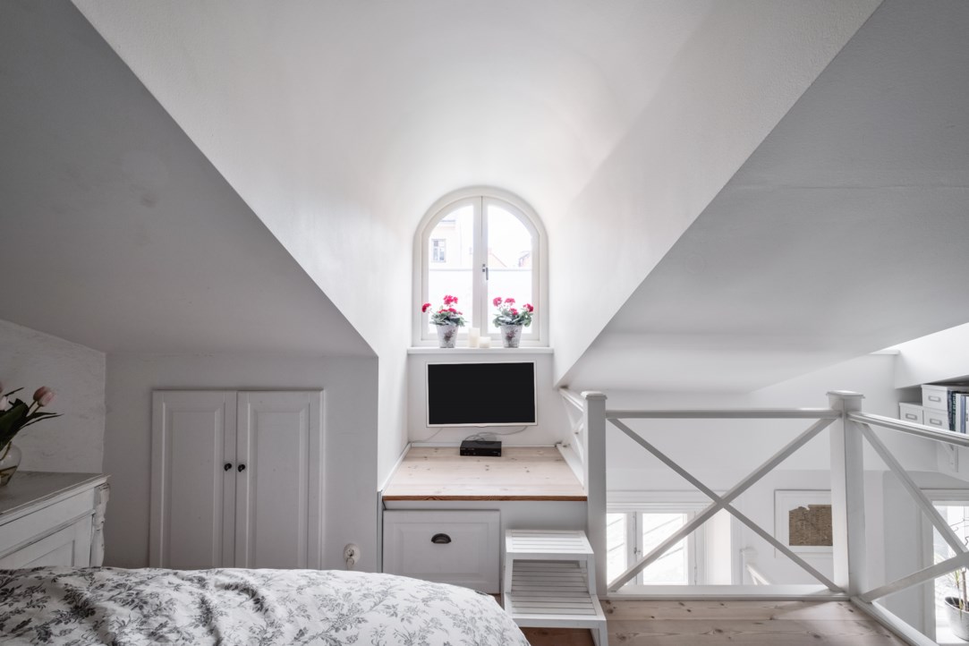 Une mini maison rose de 41m2 au toit vert dans une cour d'immeuble