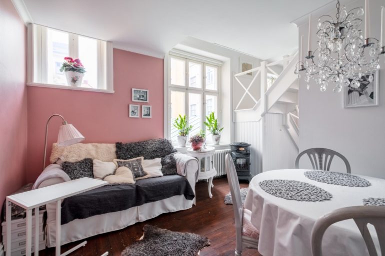 Une mini maison rose de 41m2 au toit vert dans une cour d'immeuble