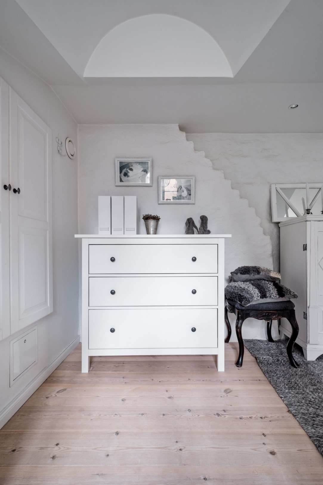 Une mini maison rose de 41m2 au toit vert dans une cour d'immeuble
