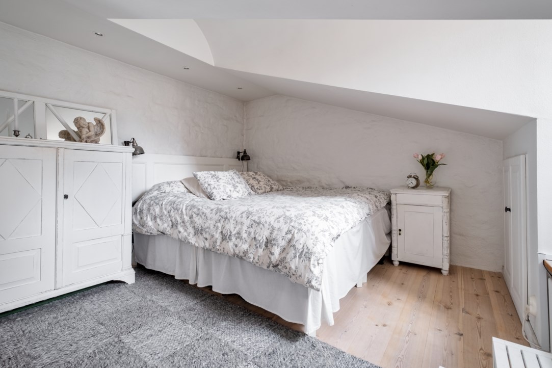 Une mini maison rose de 41m2 au toit vert dans une cour d'immeuble