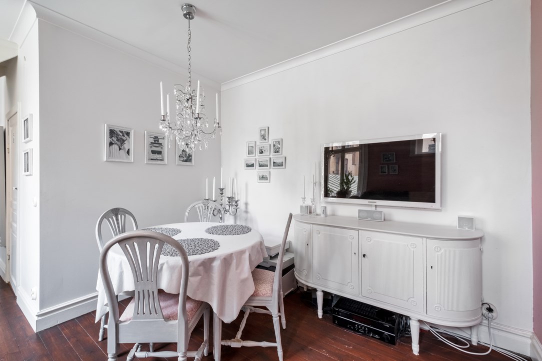 Une mini maison rose de 41m2 au toit vert dans une cour d'immeuble