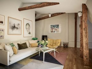 Un appartement sous les combles de 85m2 avec poutres en Suède