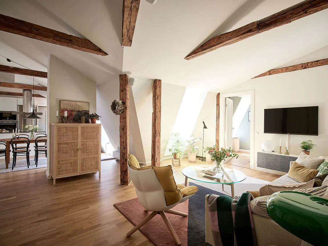 Un appartement sous les combles de 85m2 avec poutres en Suède