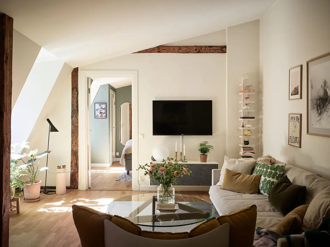 Un appartement sous les combles de 85m2 avec poutres en Suède