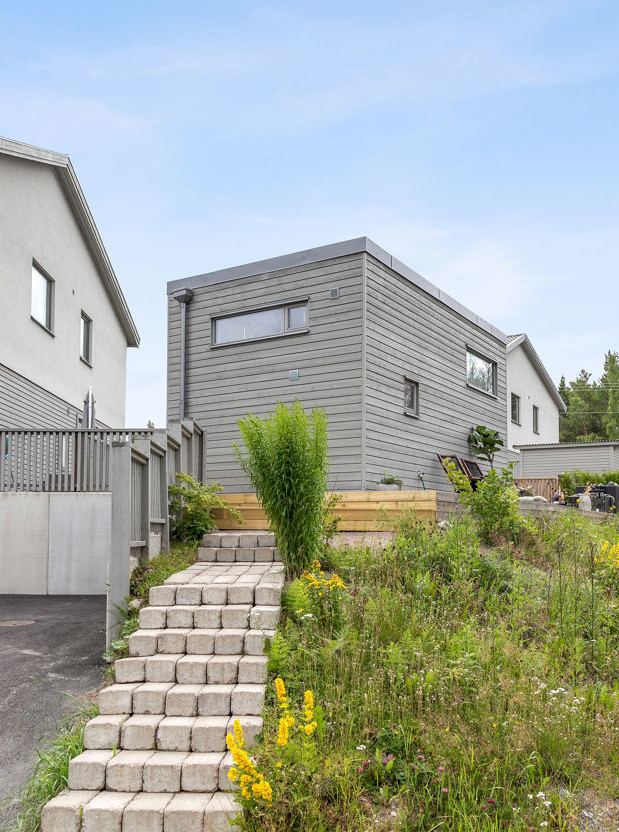 Une mini maison design grise en bois de 22m2 avec mezzanine