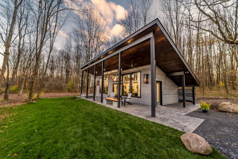 Une maison loft en bois de 42m2 et sa terrasse couverte de 50m2