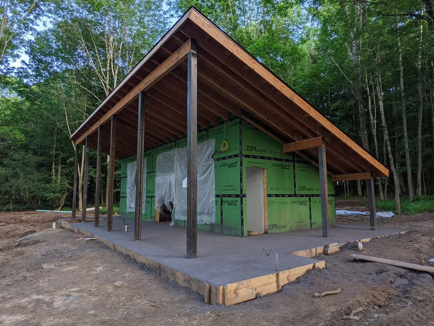 Une maison loft en bois de 42m2 et sa terrasse couverte de 50m2