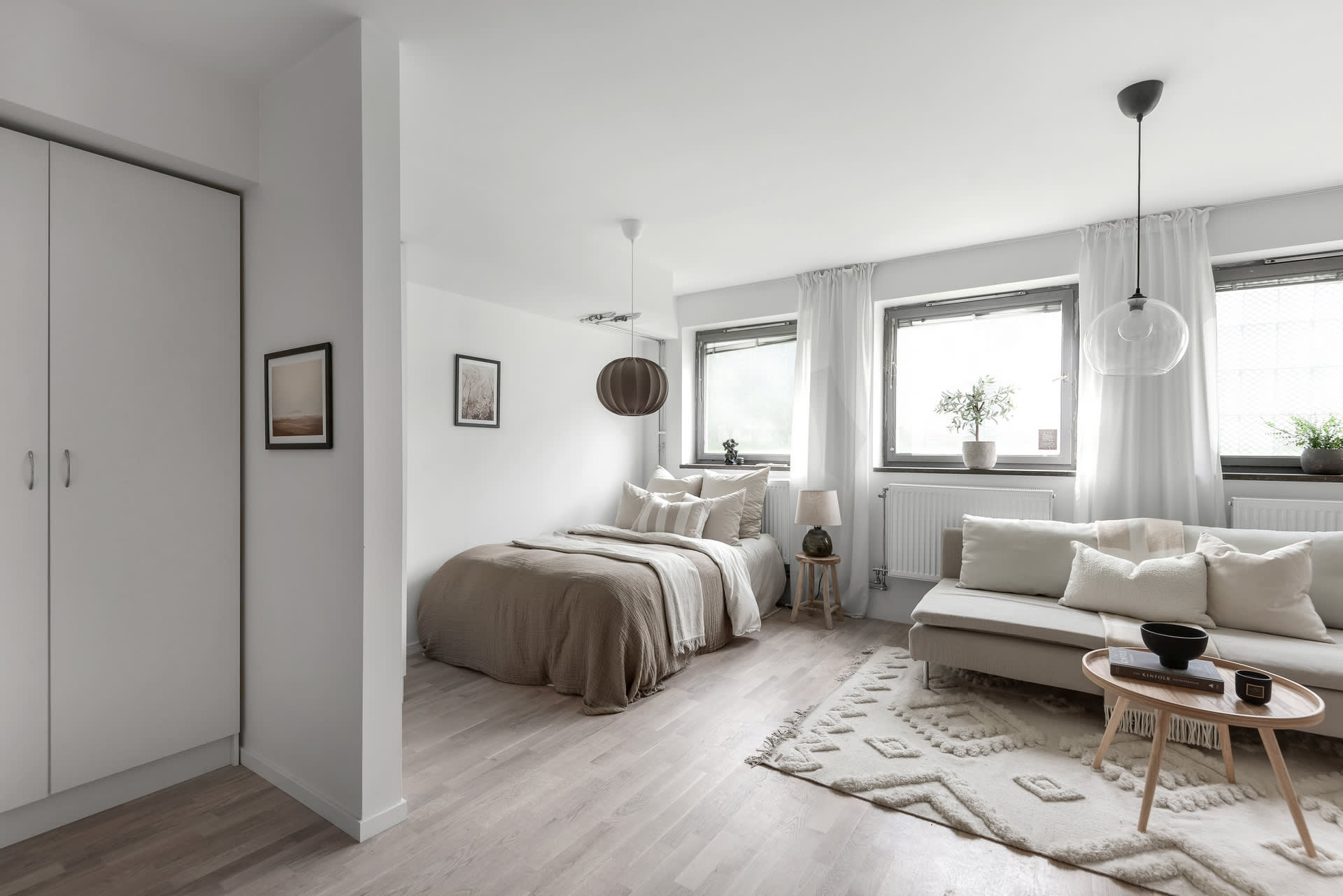 Un studio lumineux de 31m2 à la décoration beige et scandinave