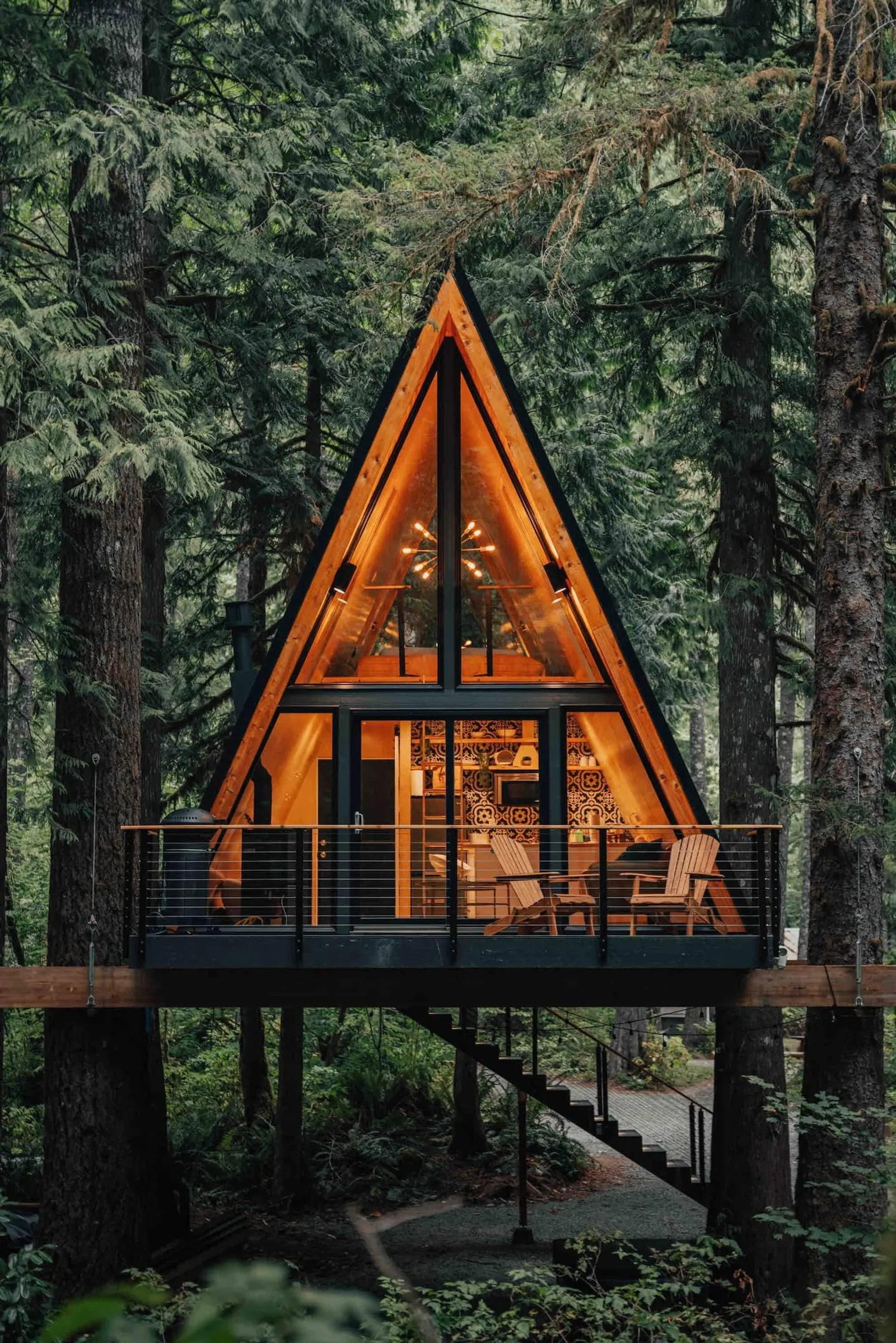 Une maison A-Frame dans les arbres comme une cabane perchée