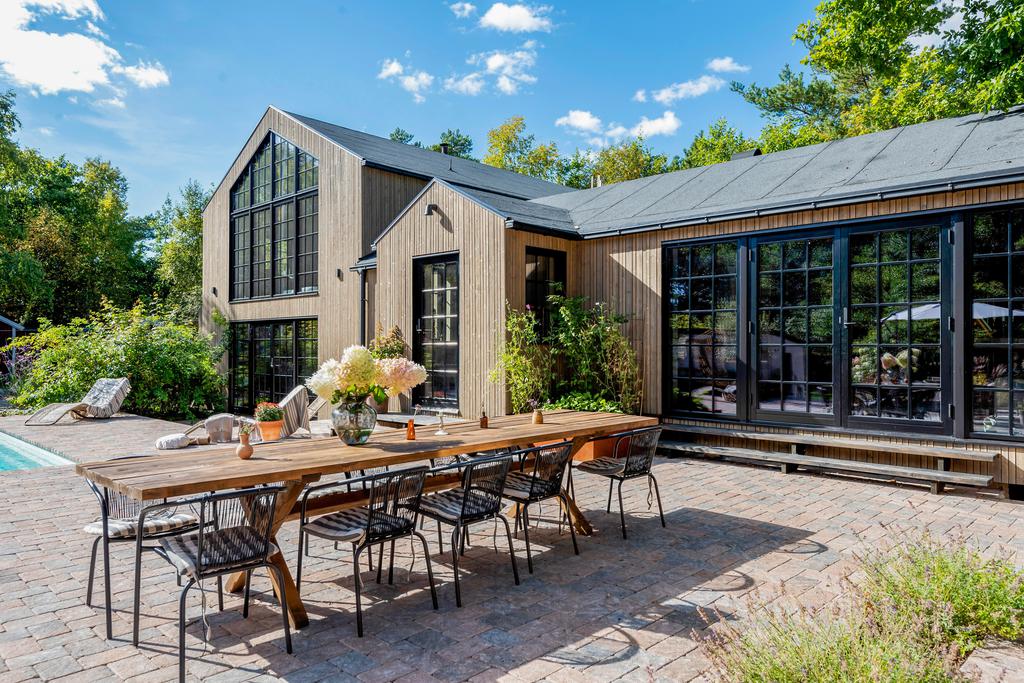 Une grande maison en bois de style USA avec piscine en Suède