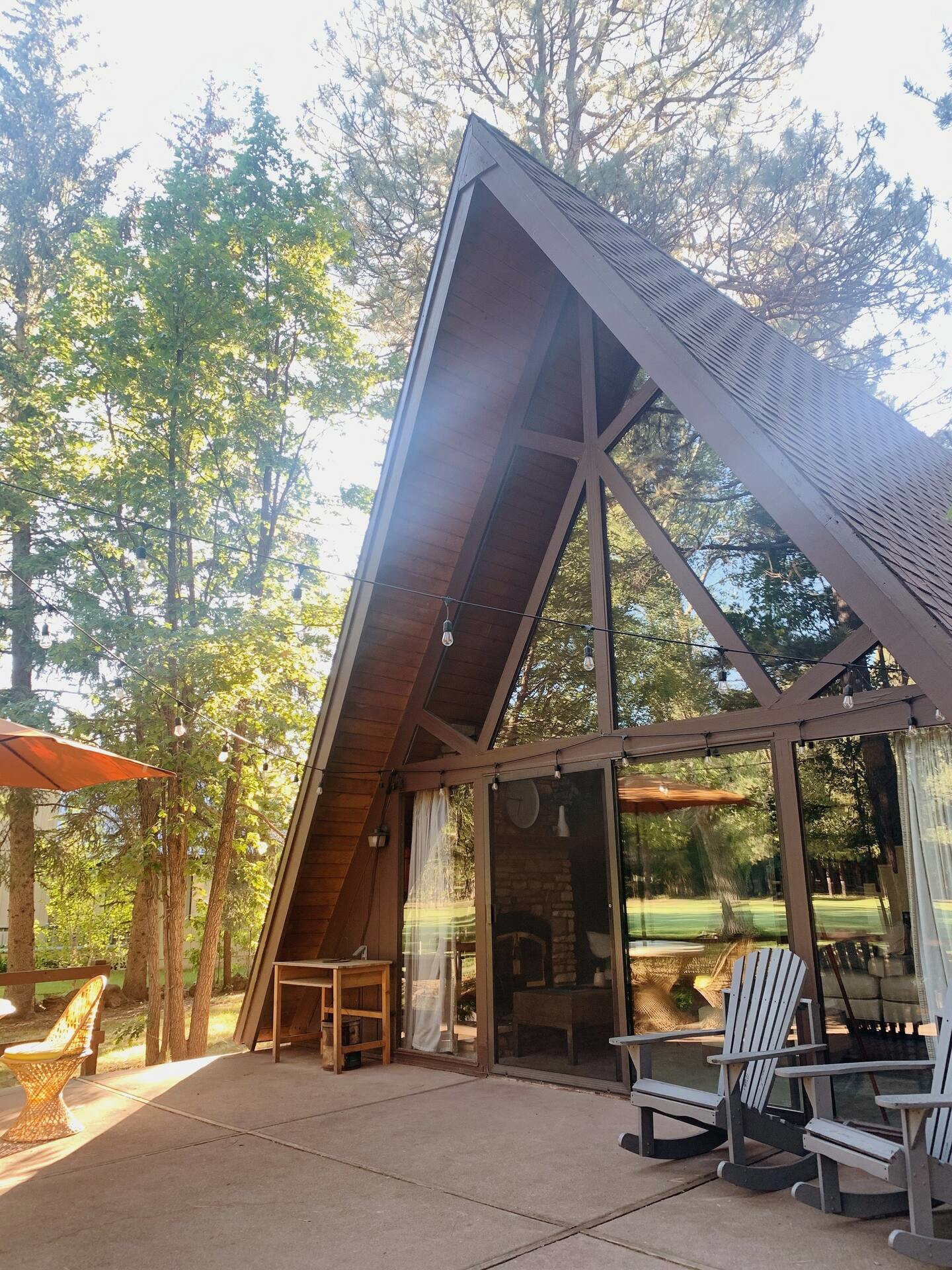 Une chaleureuse maison A-Frame à l'âme vintage entourée de verdure