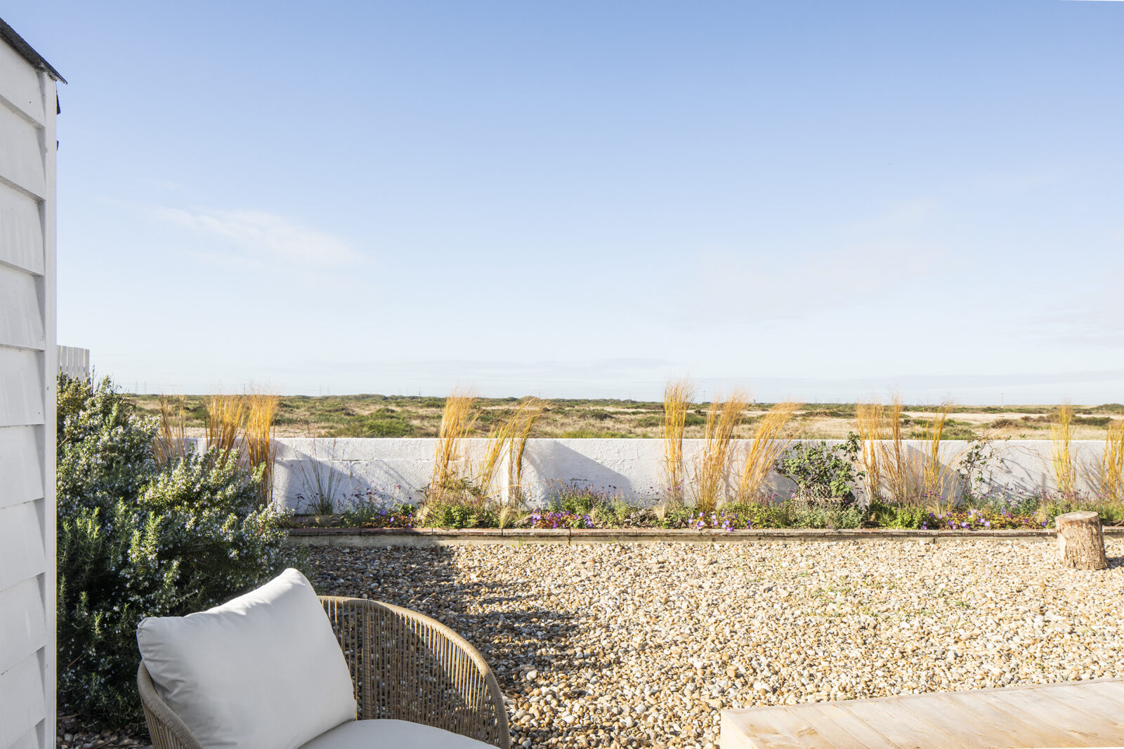 Une maison blanche sur le sable de la côte du Kent