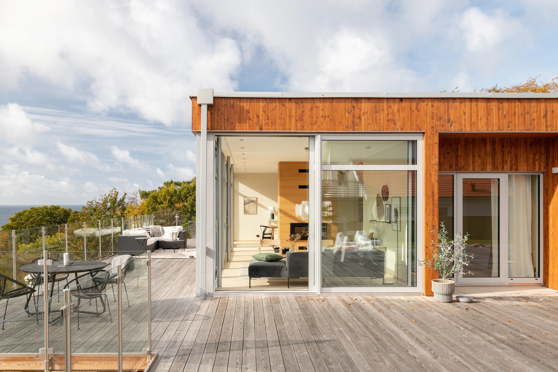 Une terrasse avec vue sur la mer pour une maison en bois