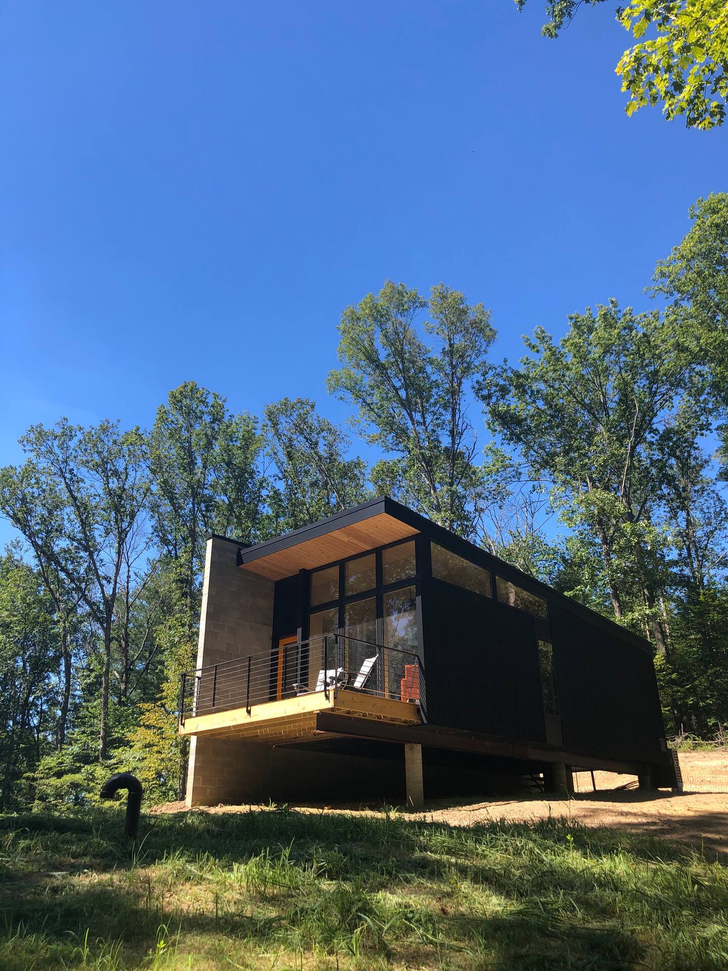 Cette maison design de 75m2 est construite sur des pilotis sur une colline