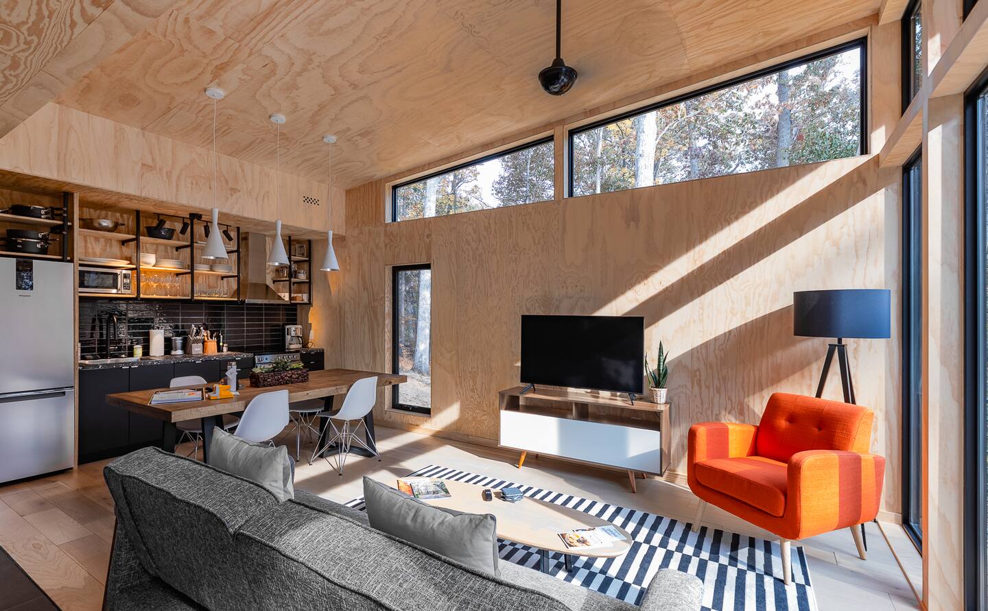 Cette maison design de 75m2 est construite sur des pilotis sur une colline