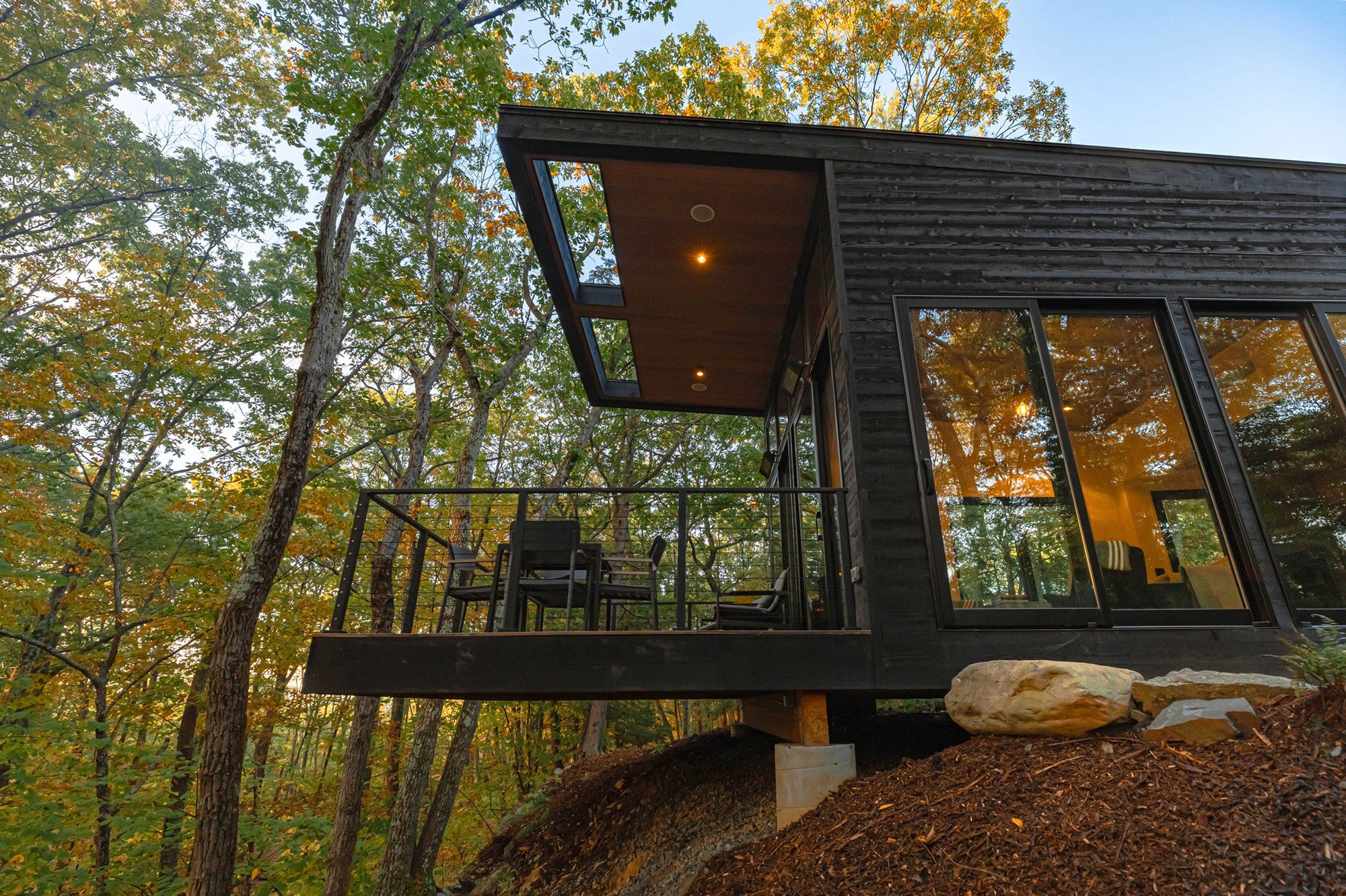 Une cabane contemporaine de 75m2 au milieu des arbres