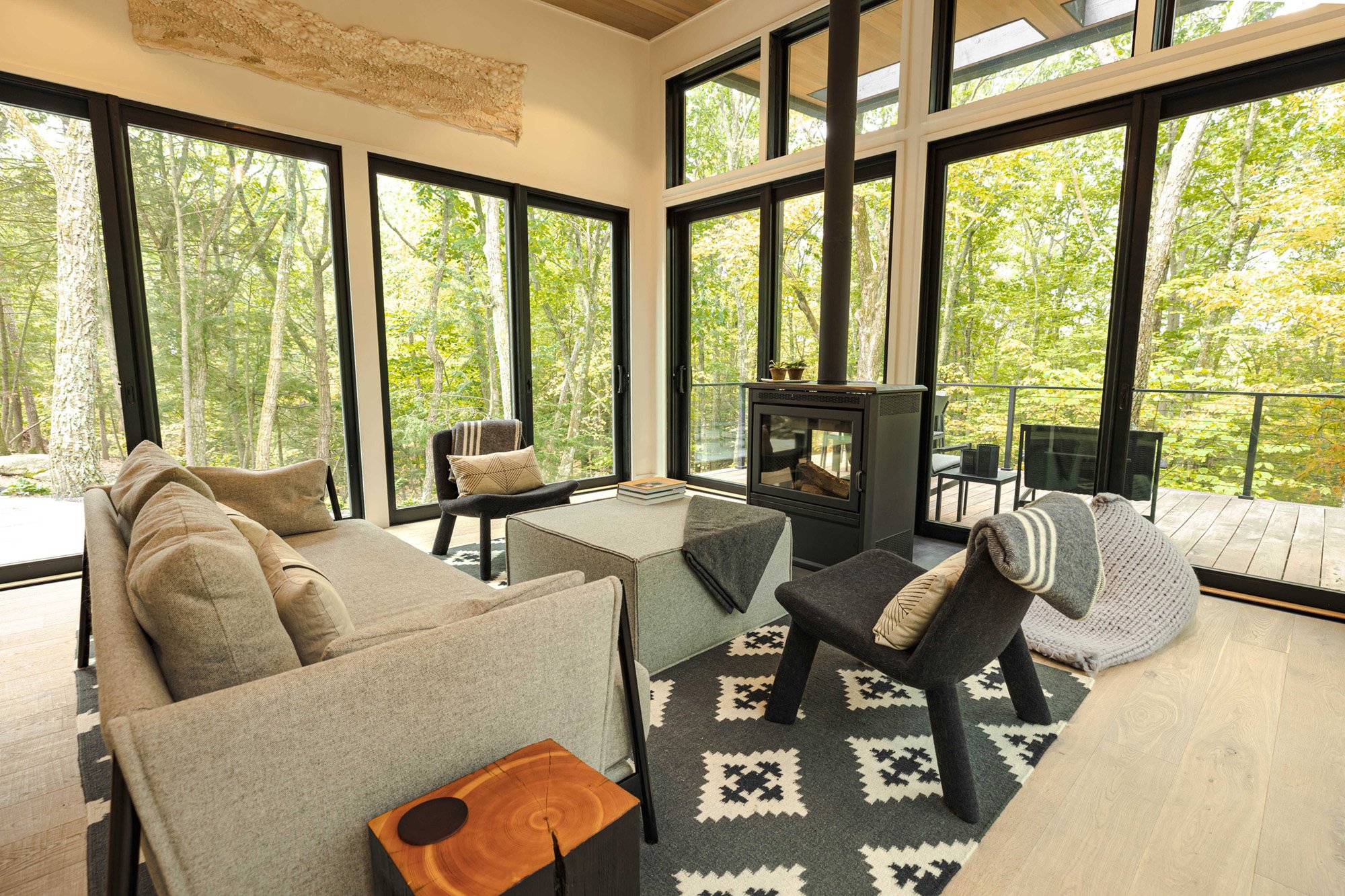 Une cabane contemporaine de 75m2 au milieu des arbres