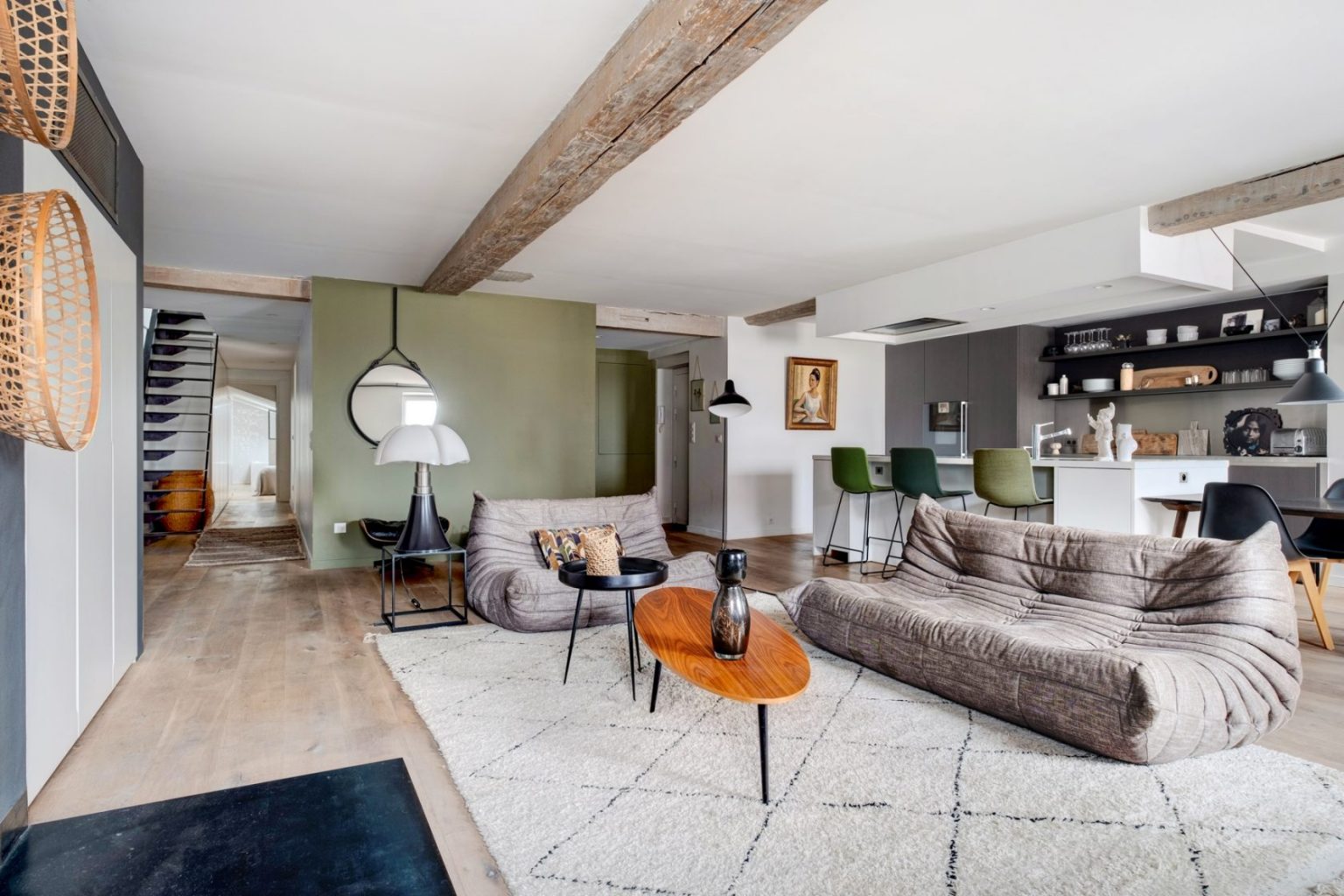Décoration design et poutres pour un duplex rénové au cœur de Lyon