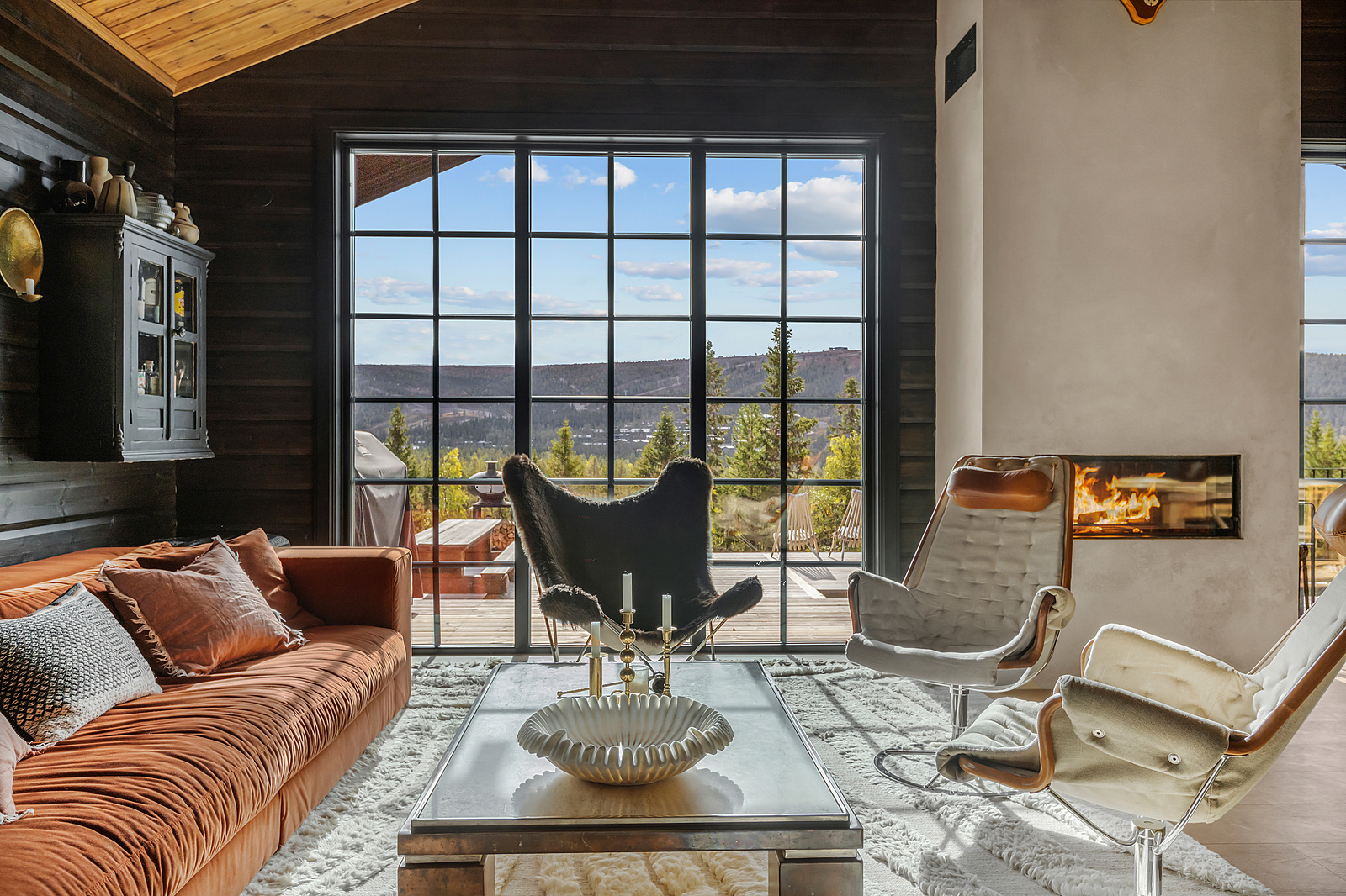 Un chalet noir contemporain avec vue sur la montagne