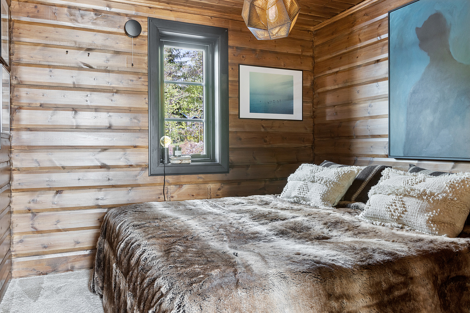 Un chalet noir contemporain avec vue sur la montagne