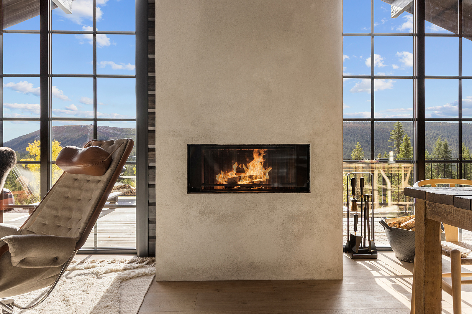 Un chalet noir contemporain avec vue sur la montagne