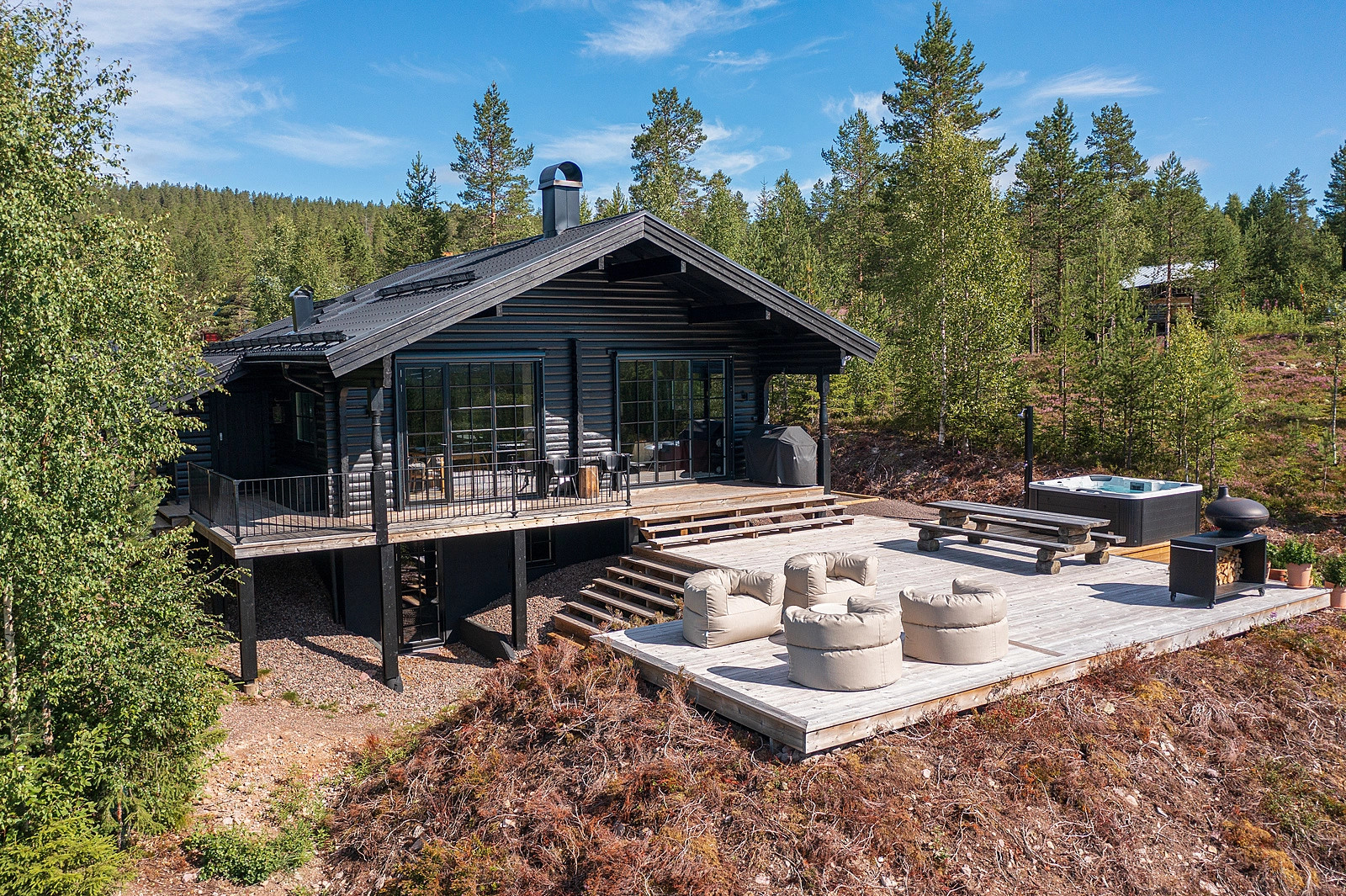 Un chalet noir contemporain avec vue sur la montagne