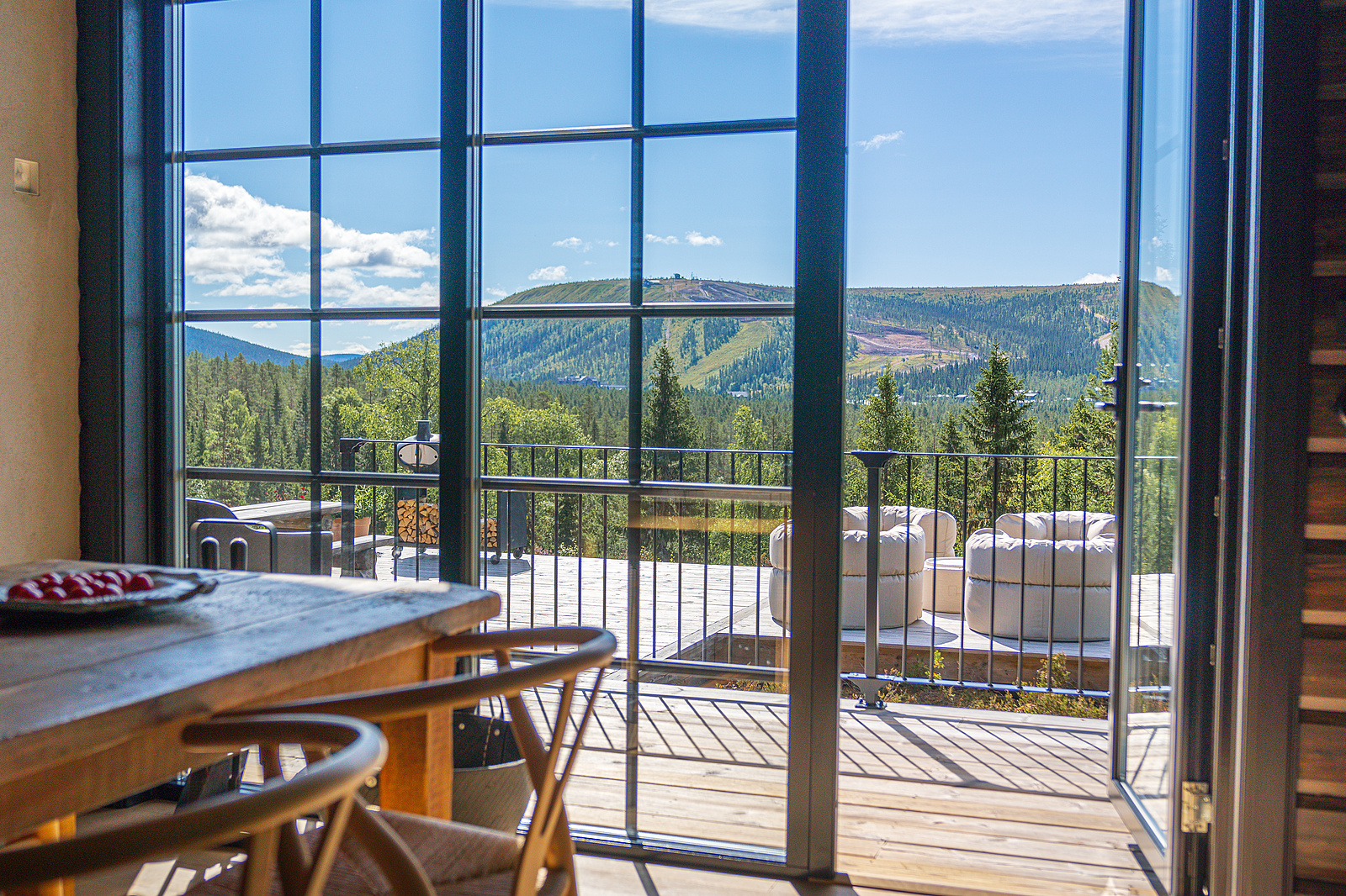 Un chalet noir contemporain avec vue sur la montagne