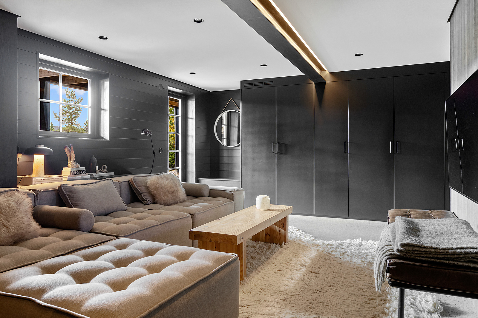 Un chalet noir contemporain avec vue sur la montagne