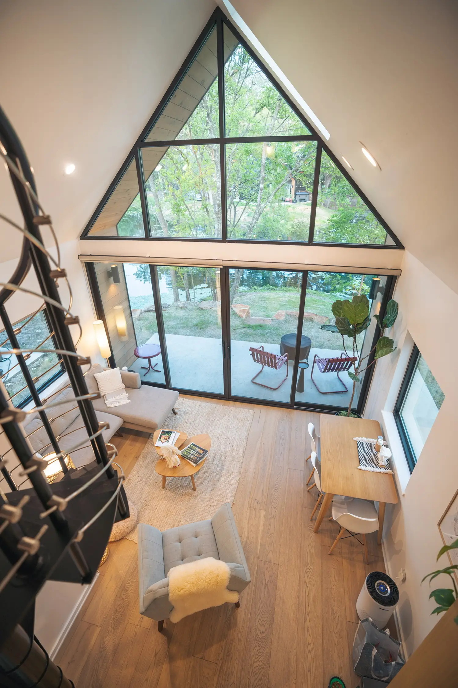 Une petite maison à la façade en cèdre et au pignon vitré