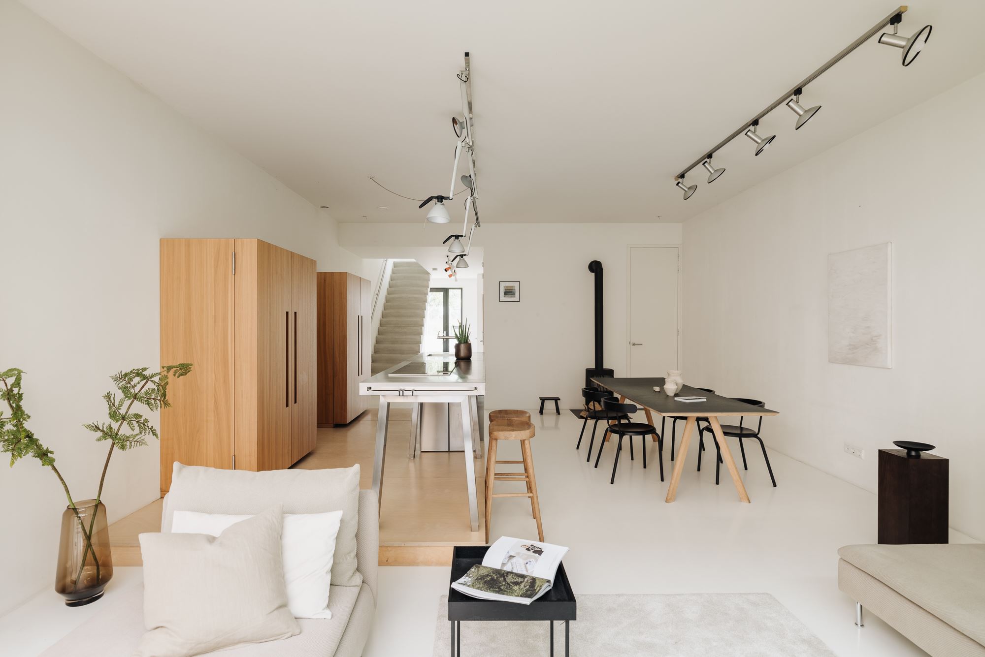 Une cuisine presque invisible dans un appartement minimaliste