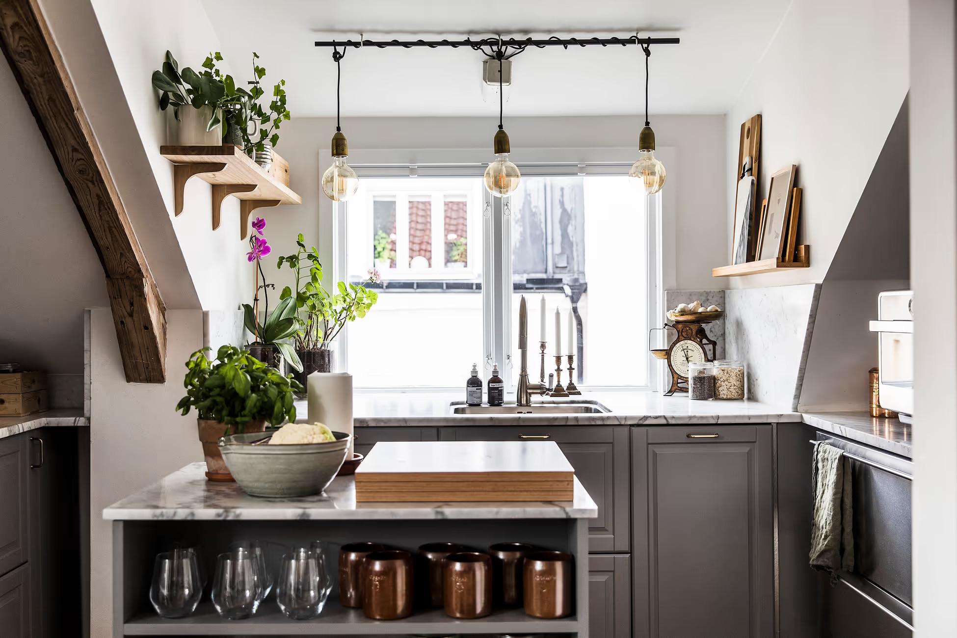 Un appartement de 48m2 sous les combles avec une verrière bois