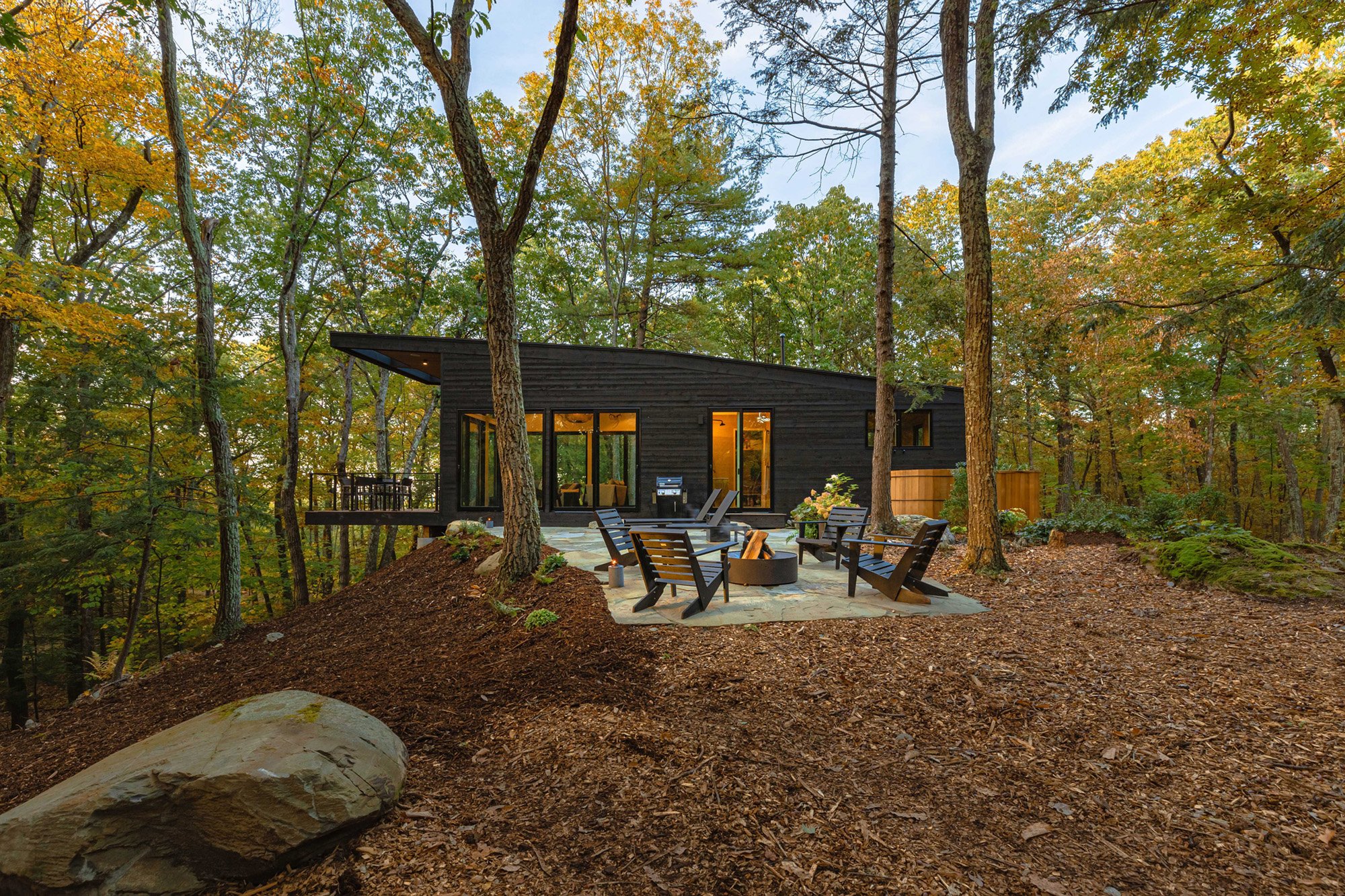 Une cabane contemporaine de 75m2 au milieu des arbres