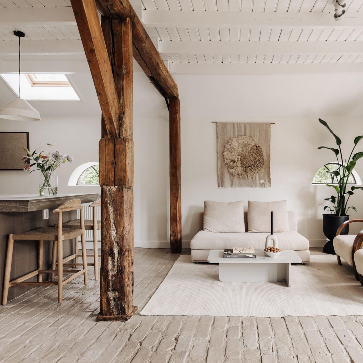 Een gerenoveerde boerderij in Nederland met een beige en eigentijdse ...