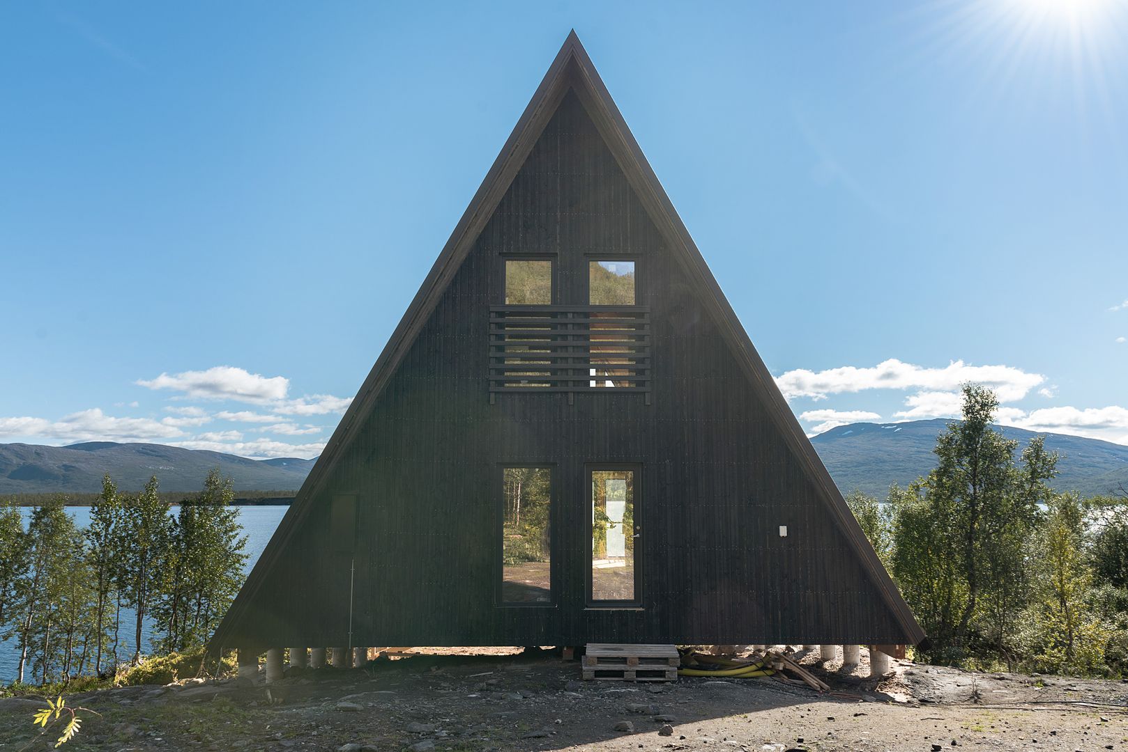 Une maison A-Frame de 90m2 en bois noir sur un lac