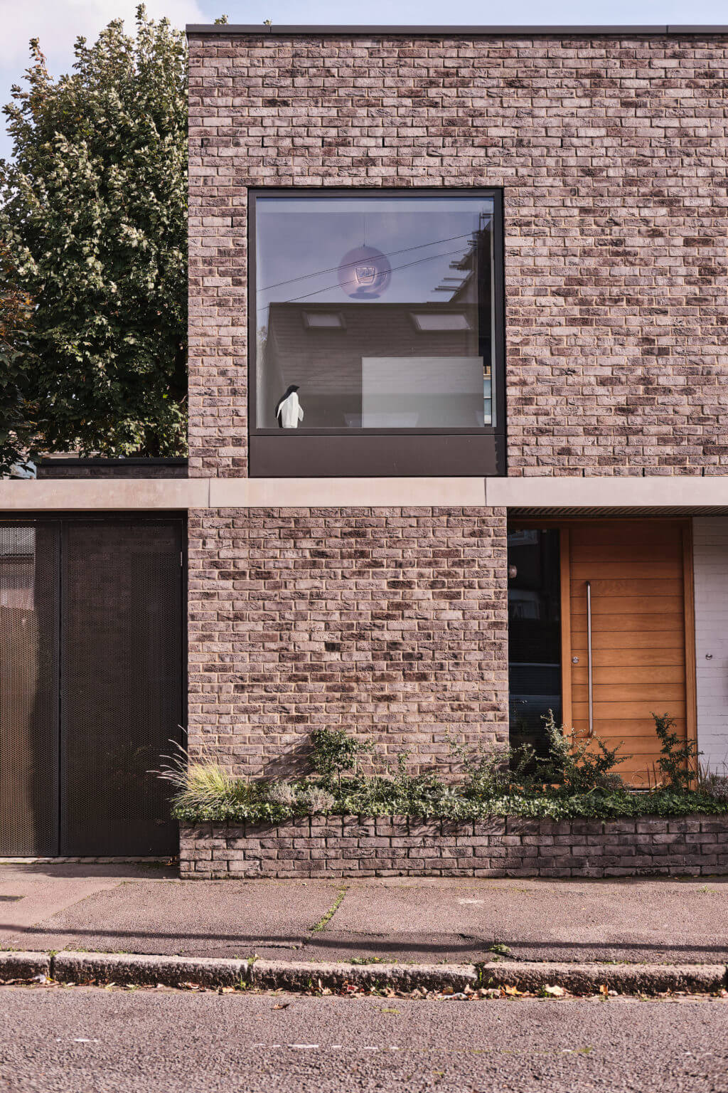 Une maison de ville moderne en briques à la décoration douce
