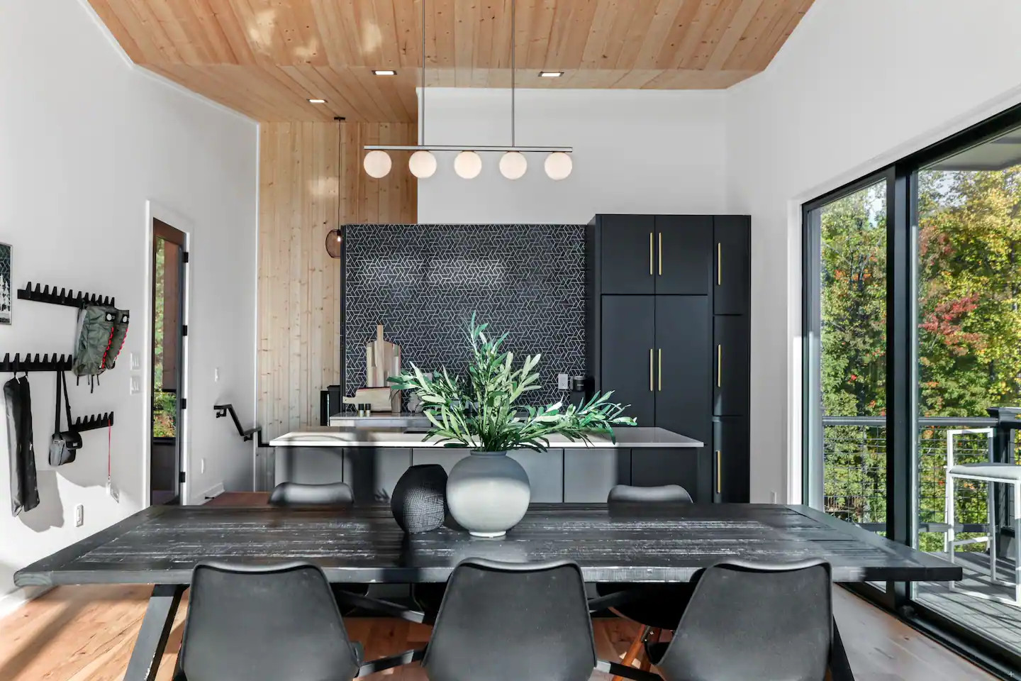 Une maison aux immenses baies vitrées pour regarder la montagne