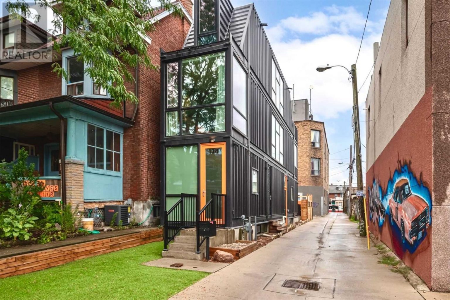 Une maison container multi niveaux de 160m2 sur un minuscule terrain