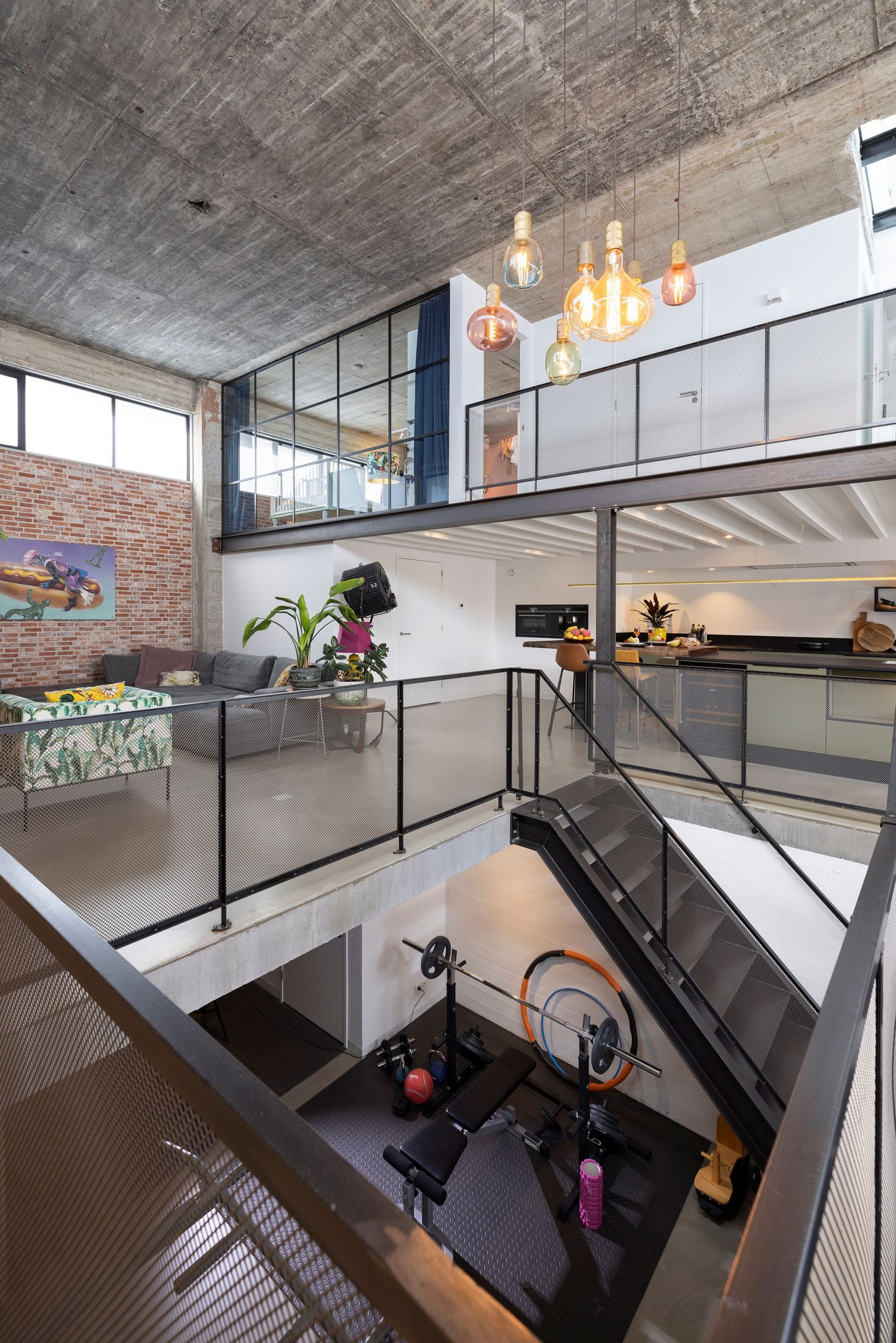Un loft urbain et multi-niveaux à la décoration moderne à Rotterdam