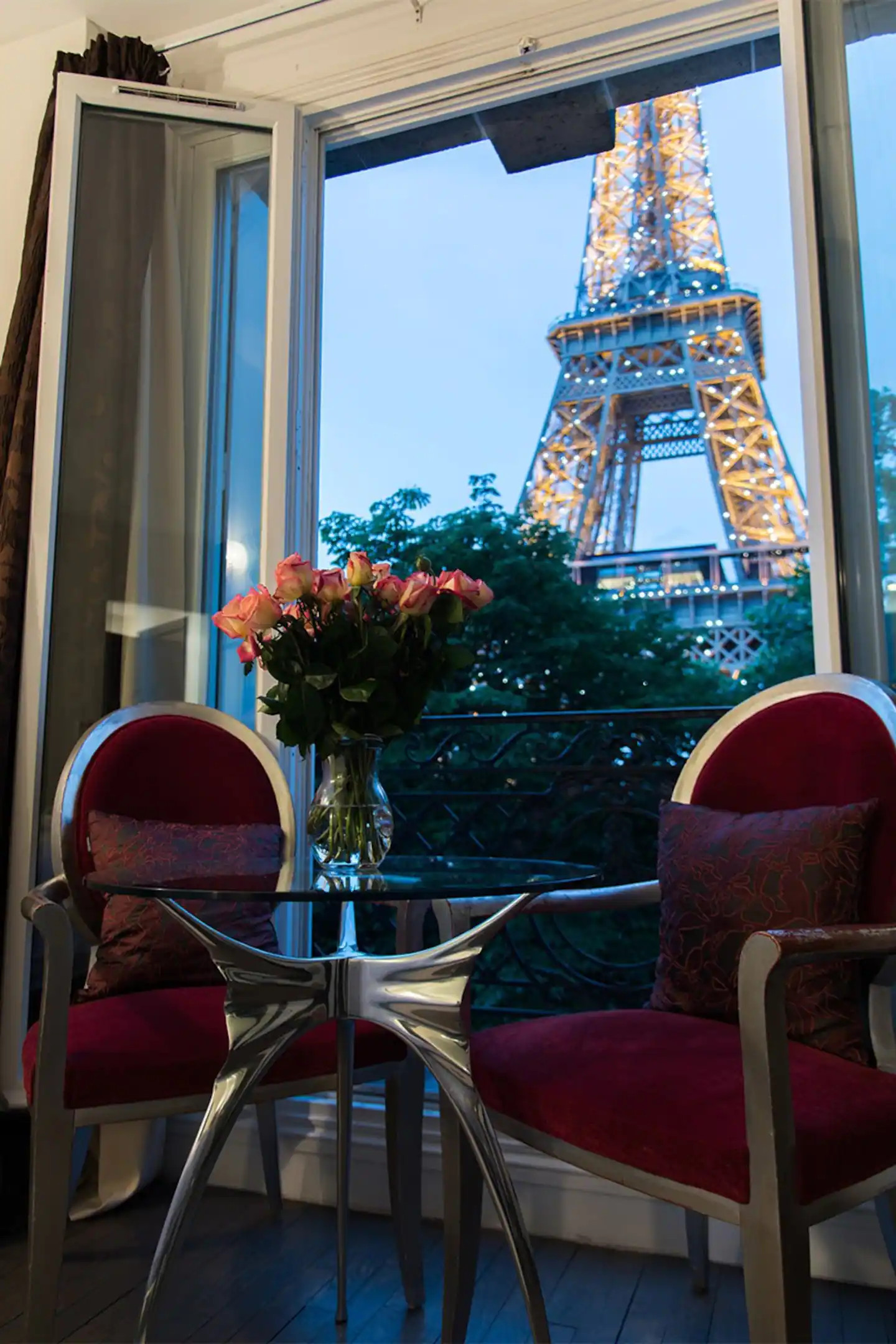 Un appartement classique à Paris avec une vue sur la Tour Eiffel